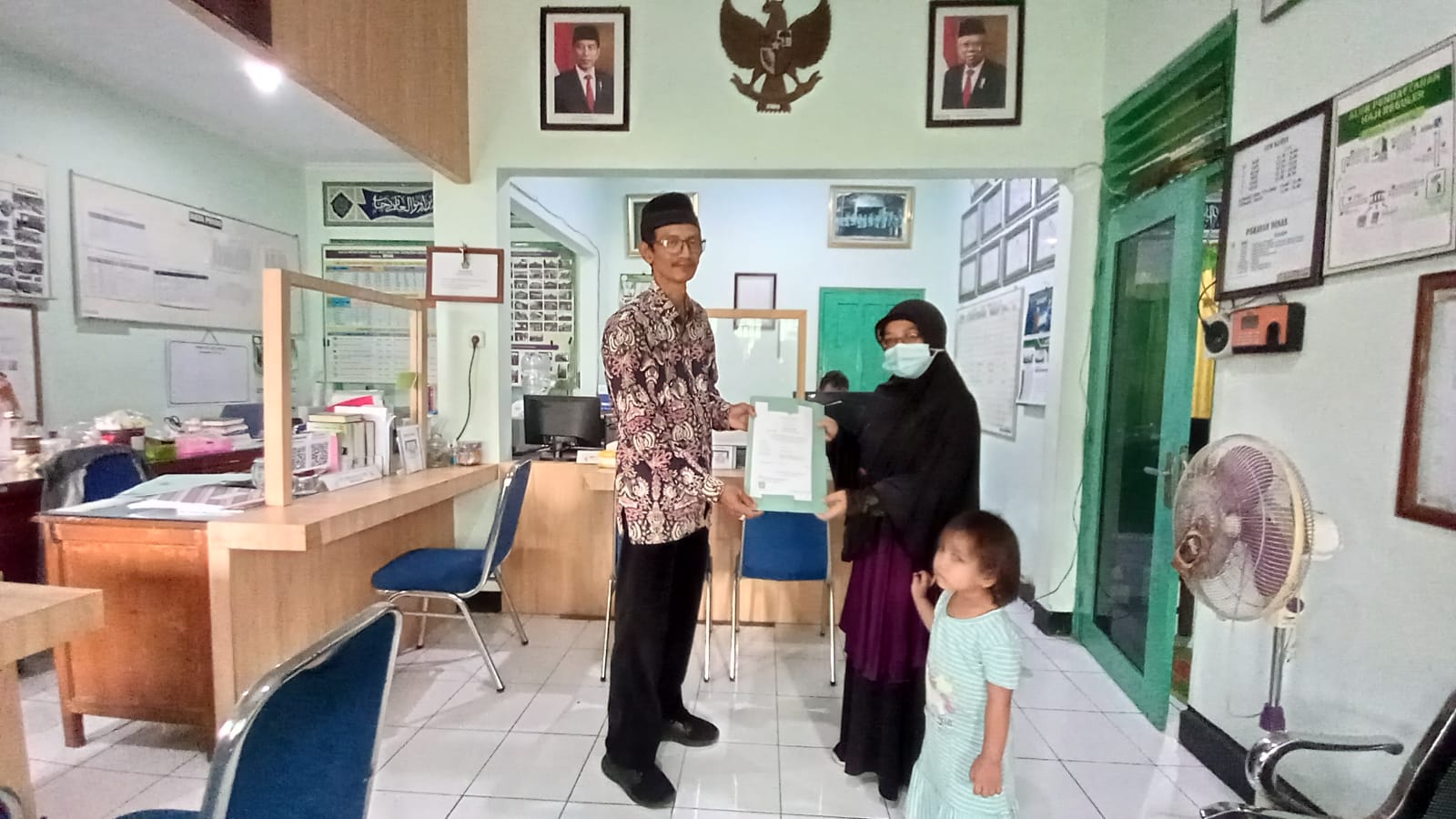 Kepala KUA Gondokusuman Serahkan Sertifikat Halal kepada Pelaku Usaha ... Kepala KUA Gondokusuman Serahkan Sertifikat Halal kepada Pelaku Usaha ...